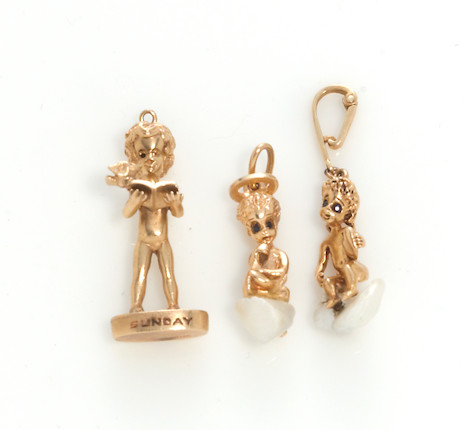 Bonhams : A collection of three 14k gold and river pearl charms, Ruser