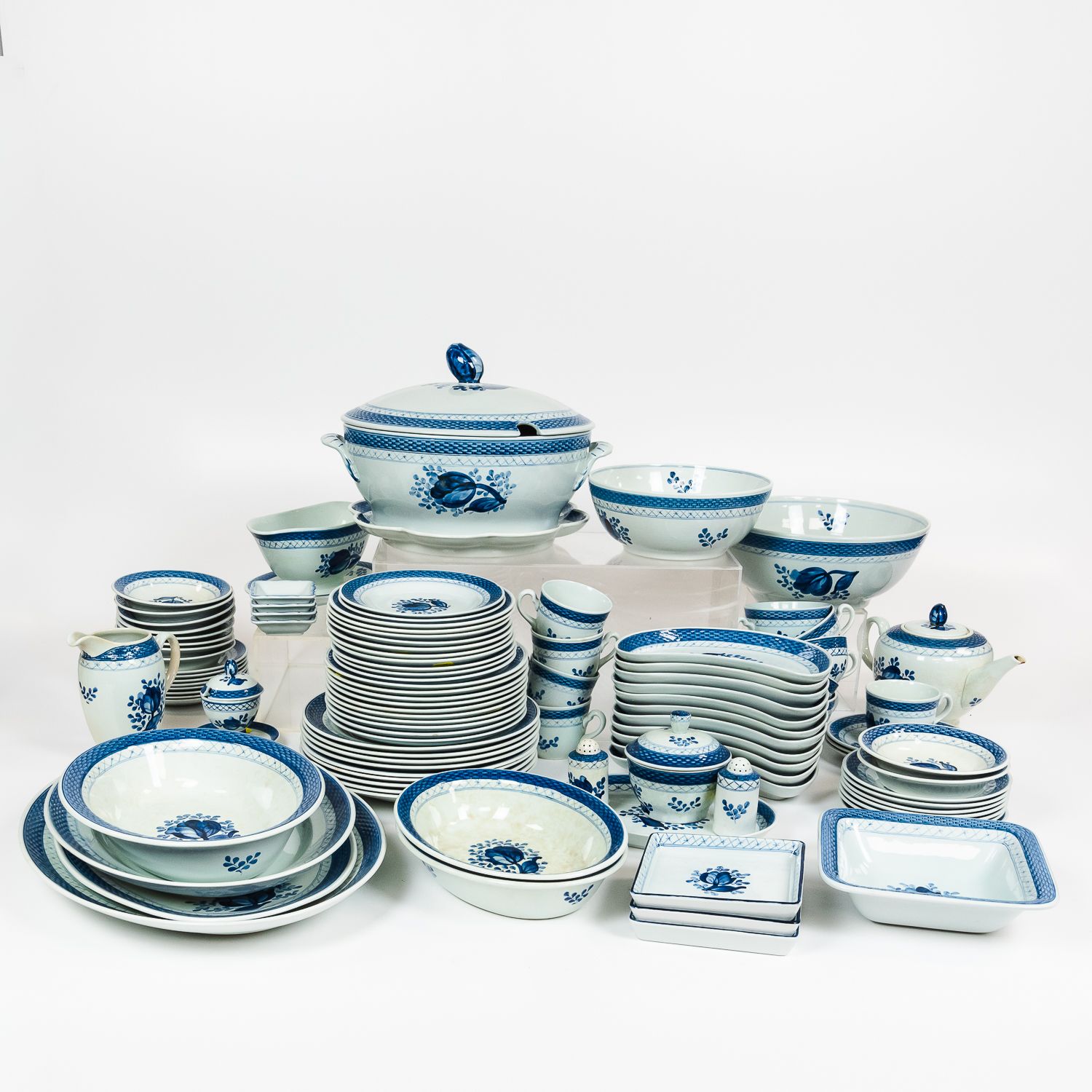 Bonhams Skinner : ROYAL COPENHAGEN TRANQUEBAR PATTERN BLUE AND WHITE ...