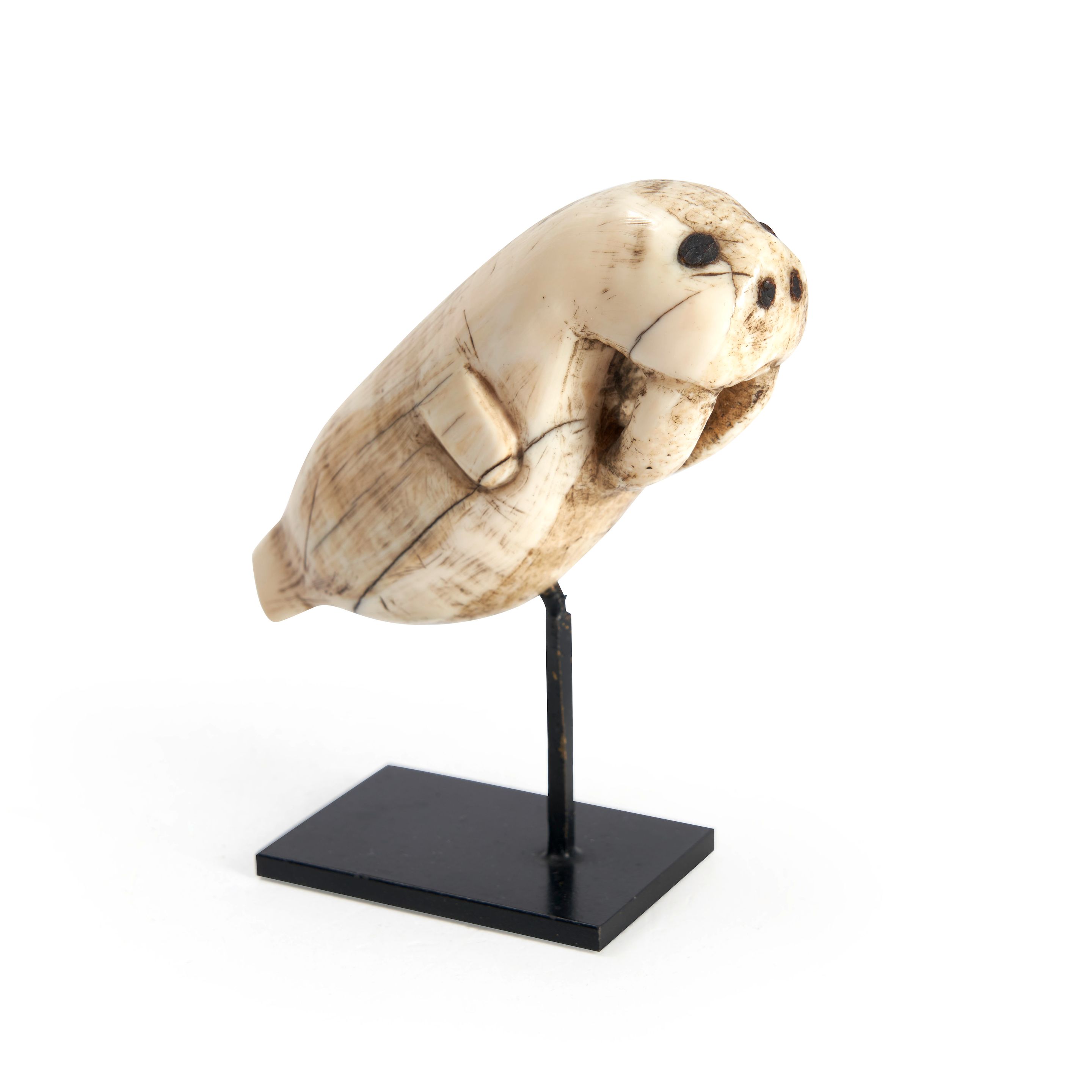 Bonhams Skinner : An Inuit walrus lg. 3 1/2 in.